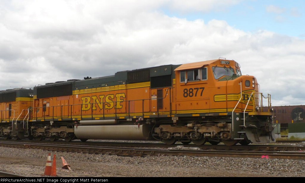 BNSF 8877